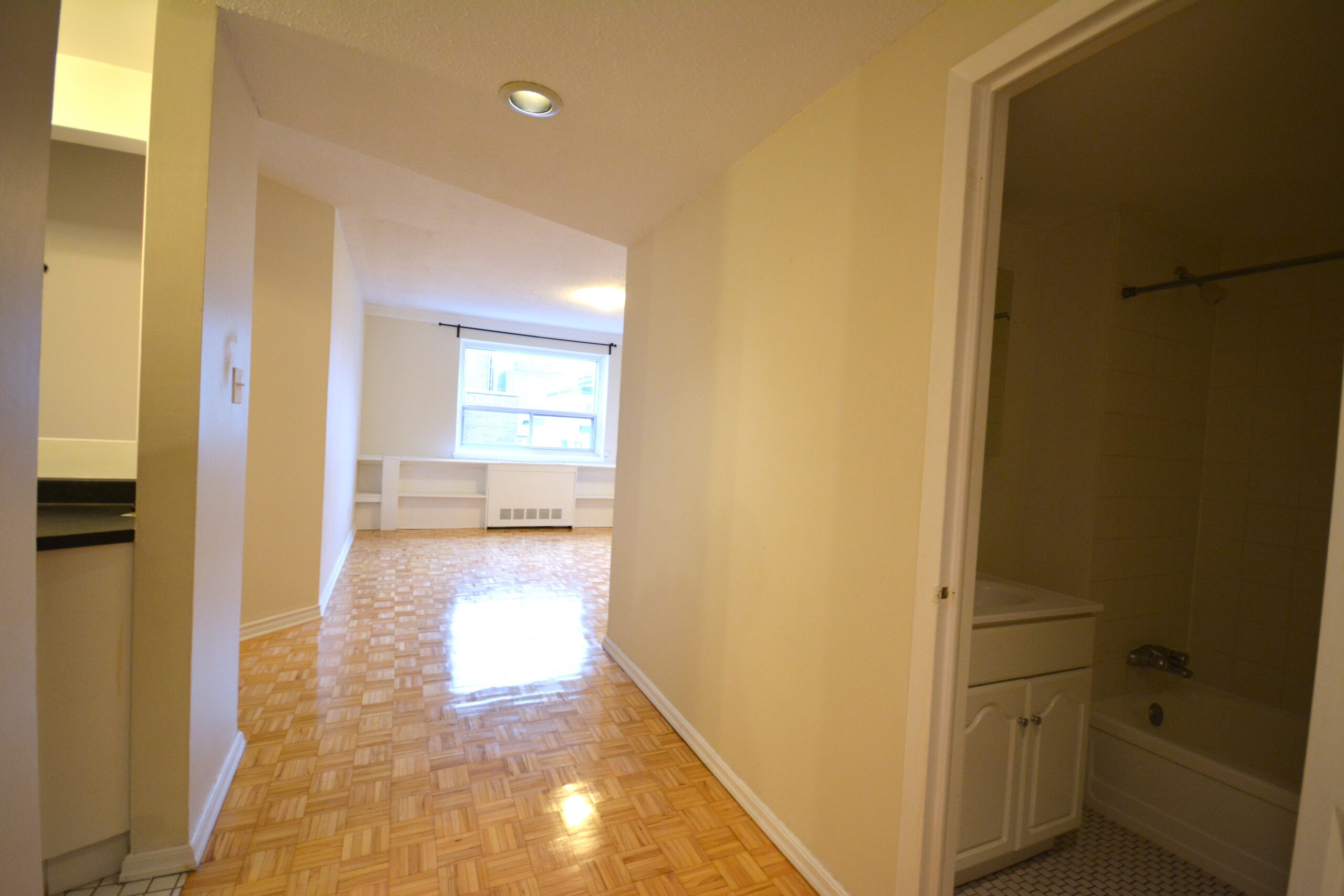 335 Cooper St | Bachelor & 1 Bedroom Apartments For Rent Centretown